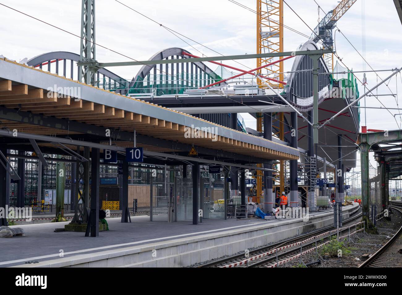 Modernisierung des Duisburger Hauptbahnhof, die Bahnsteige der 13 ...