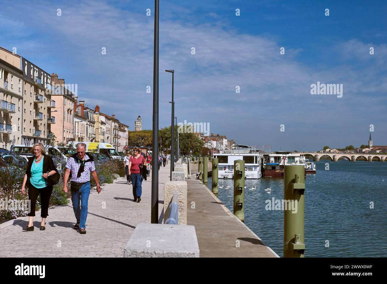 Macon (central eastern France): the Marans quay allows cruise ships to ...