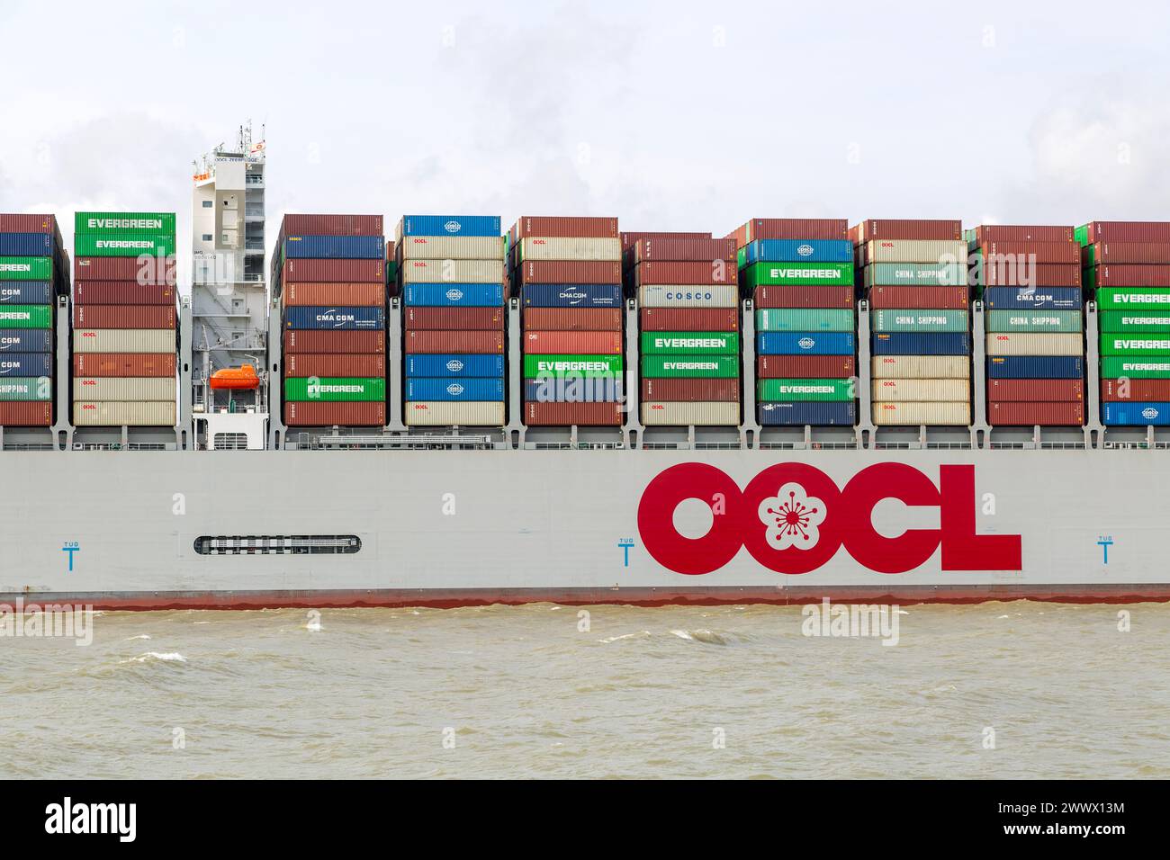 Oocl containers hi-res stock photography and images - Alamy
