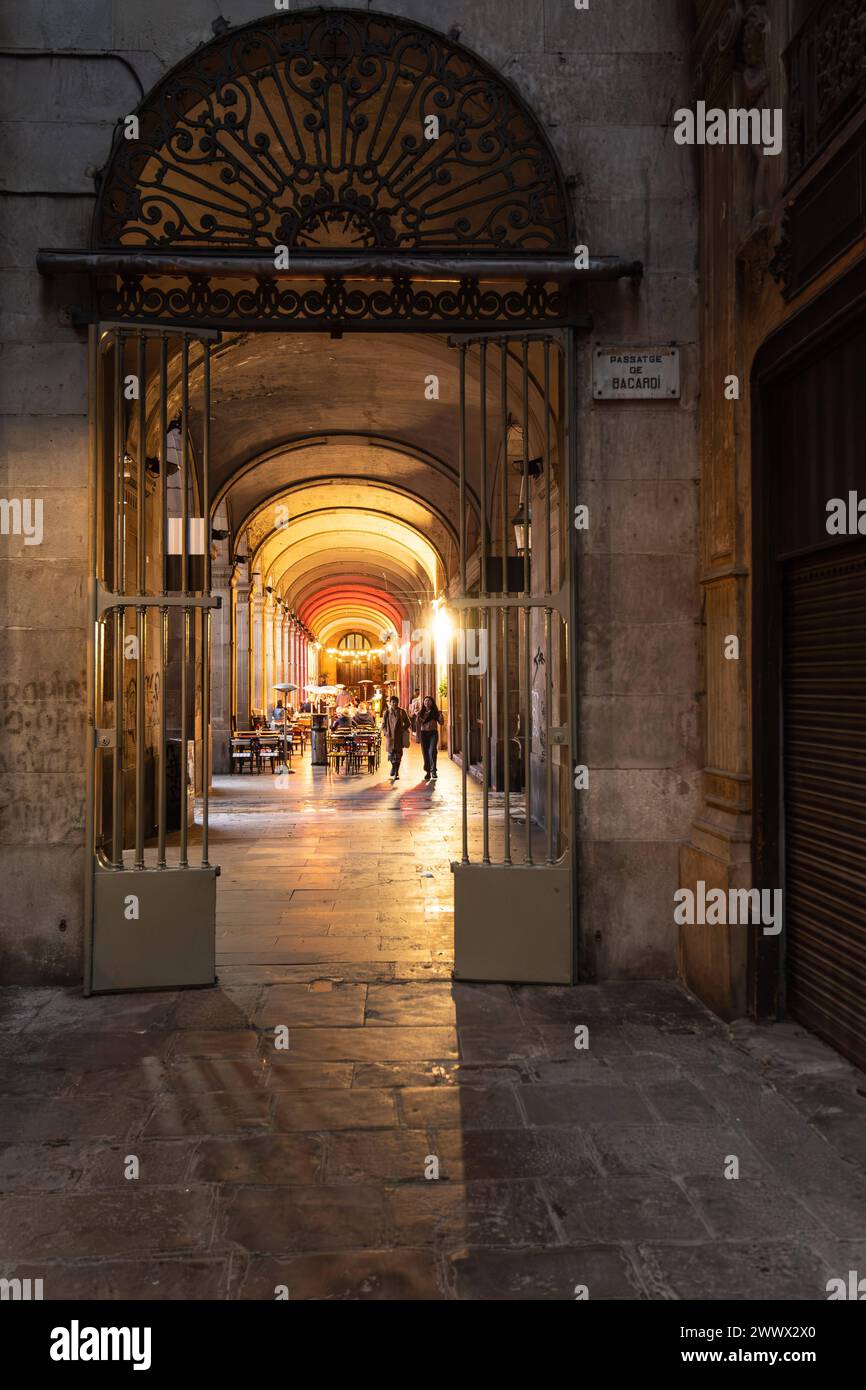 Restaurants in den Arkaden am Placa Reial in Barcelona, Spanien ...