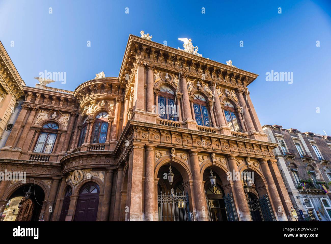 An der Piazza Vincenco Bellini befindet sich das Opernhaus Teatro ...