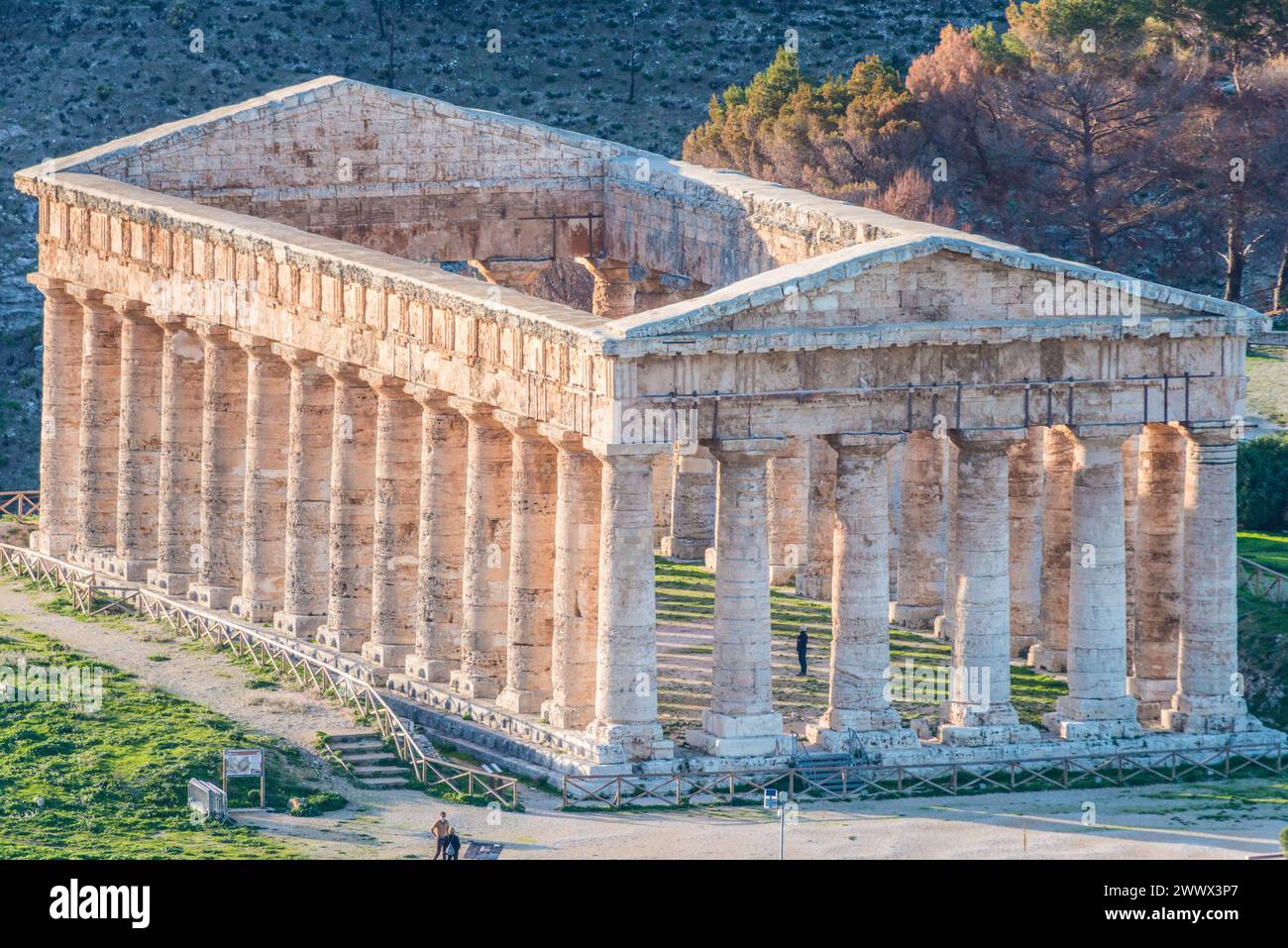 Antike Bauwerke aus der Zeit vor Christus kann man in der Tempelanlage ...