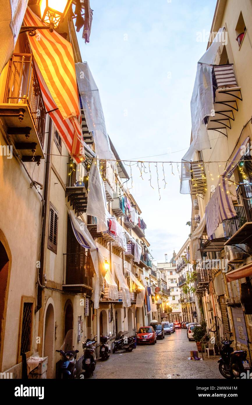 Strassenszene in den Gassen der historischen Altstadt von Palermo ...