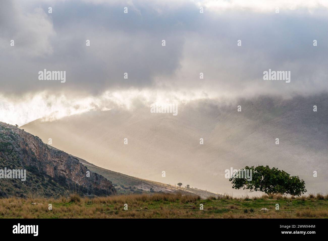 Beeindruckende Wetterstimmung im Riserva Naturale Oriantata Monte ...
