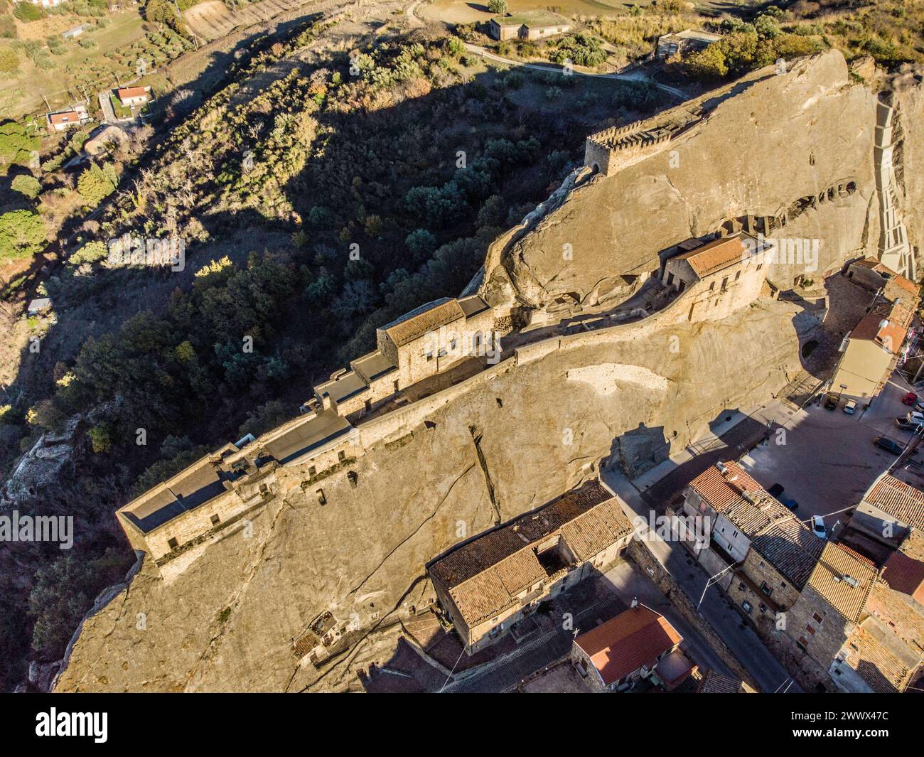 In Tuffstein gebaut sind alte Häuser und Höhlen in Sperlinga Enna ...