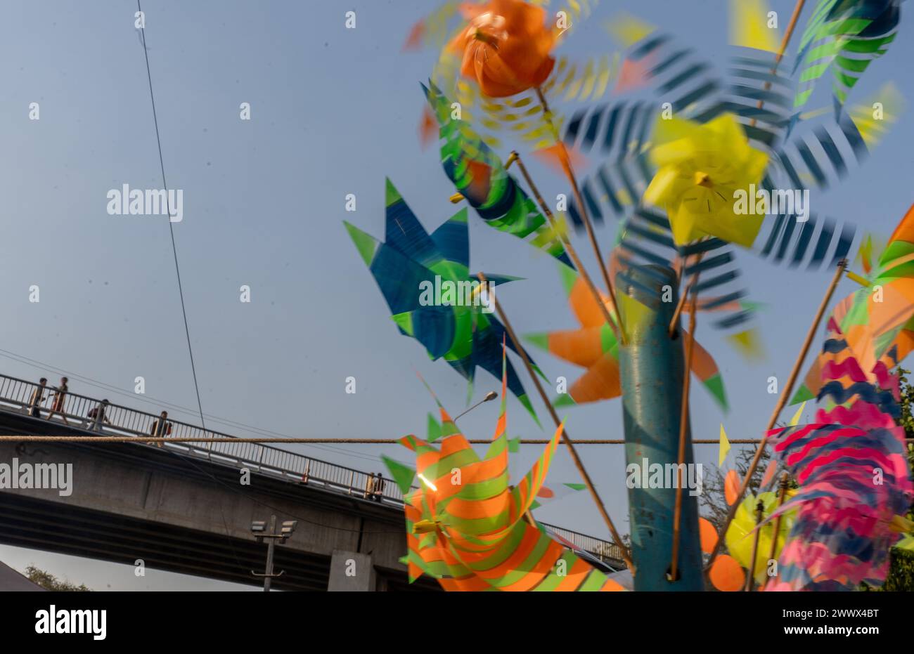 People crossing the international bridge at the Thailand-Myanmar border ...