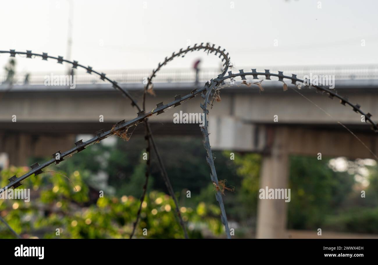 People crossing the international bridge at the Thailand-Myanmar border ...