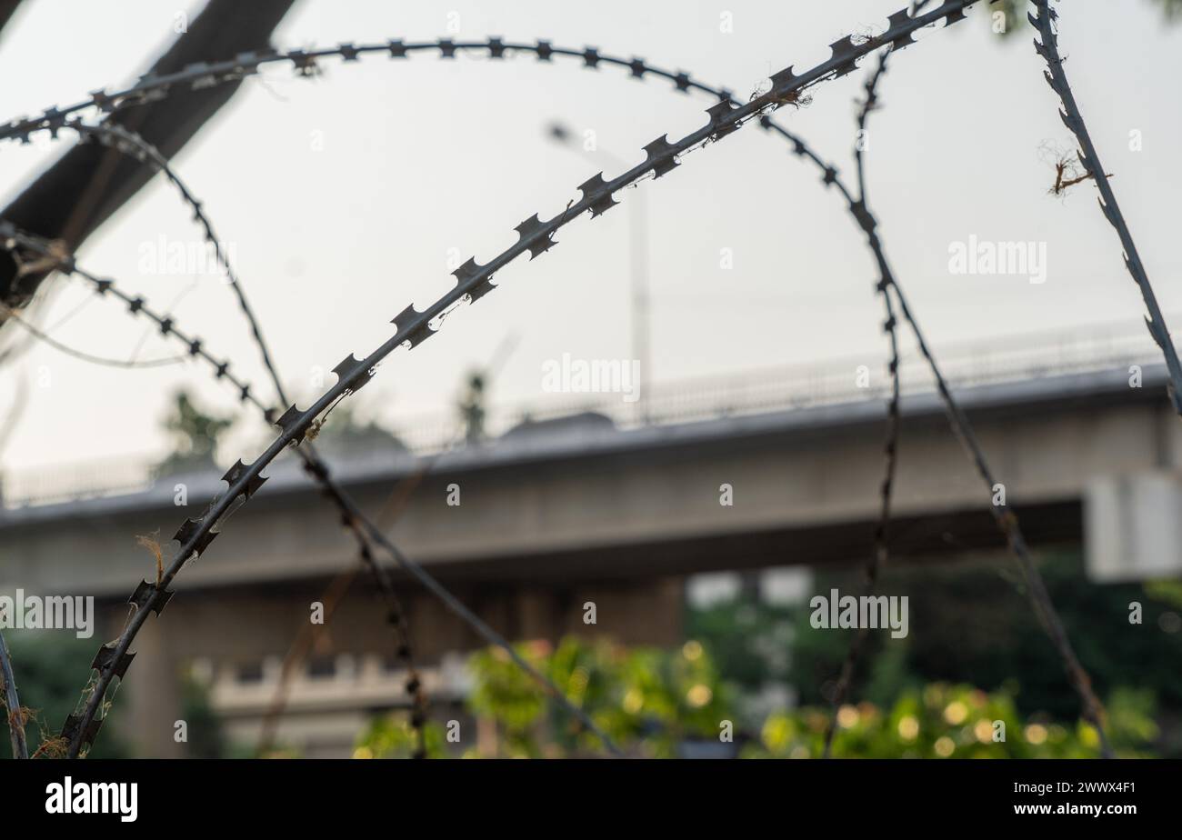 People crossing the international bridge at the Thailand-Myanmar border ...