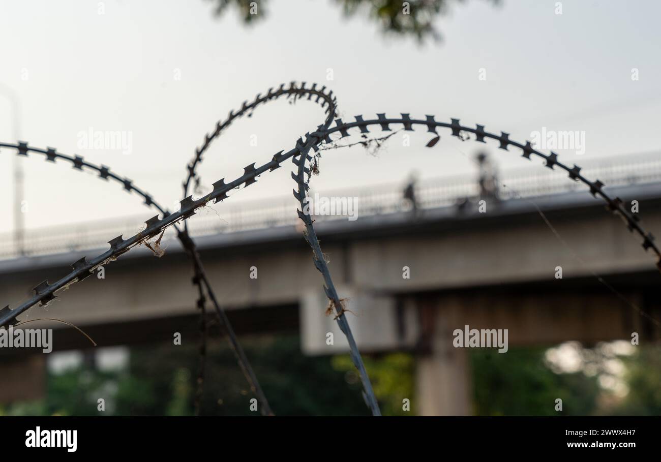 People crossing the international bridge at the Thailand-Myanmar border ...