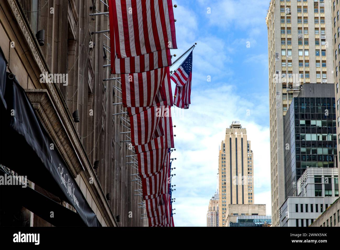 The American flags on the buildings of Manhattan, this kind of flags ...