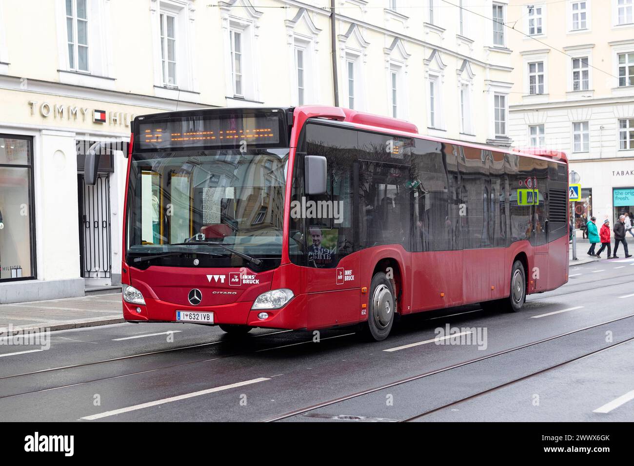 Roter stadtbus hi-res stock photography and images - Alamy