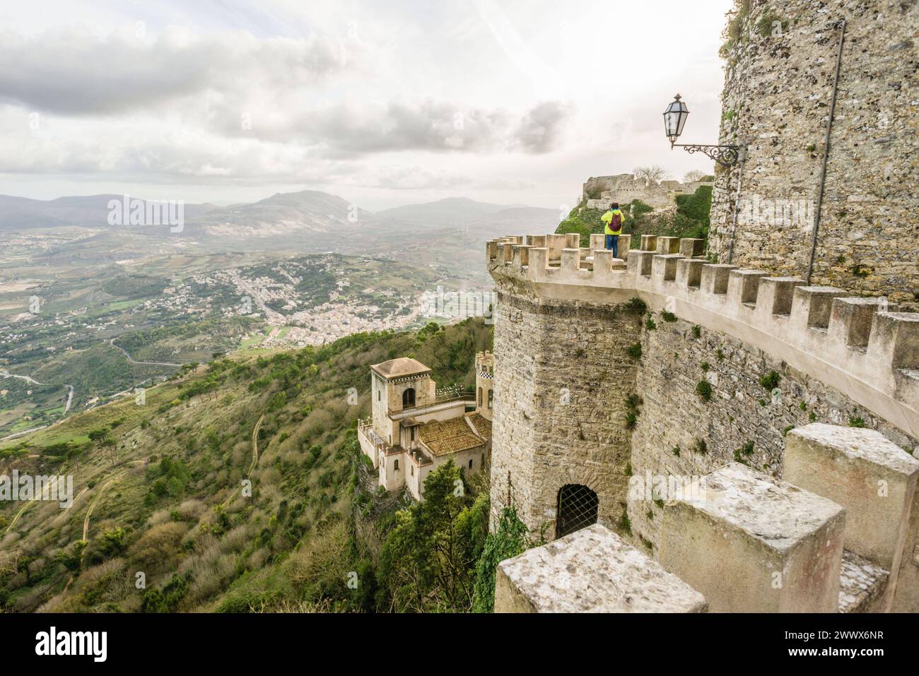 Blick vom Kastell von Erice auf die Umgebung von Trapani, Sizilien ...