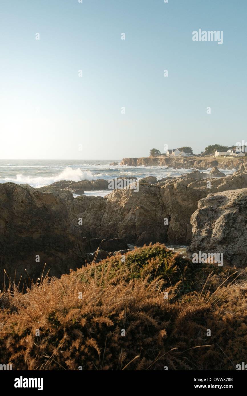 Ocean waves hitting rocks hi-res stock photography and images - Alamy