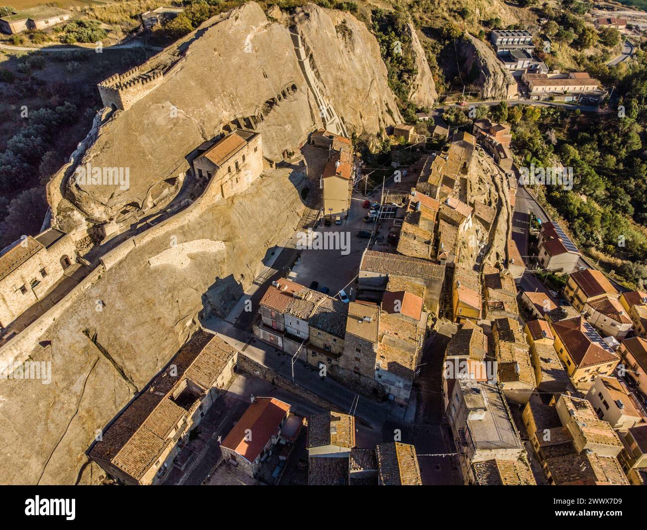 In Tuffstein gebaut sind alte Häuser und Höhlen in Sperlinga Enna ...
