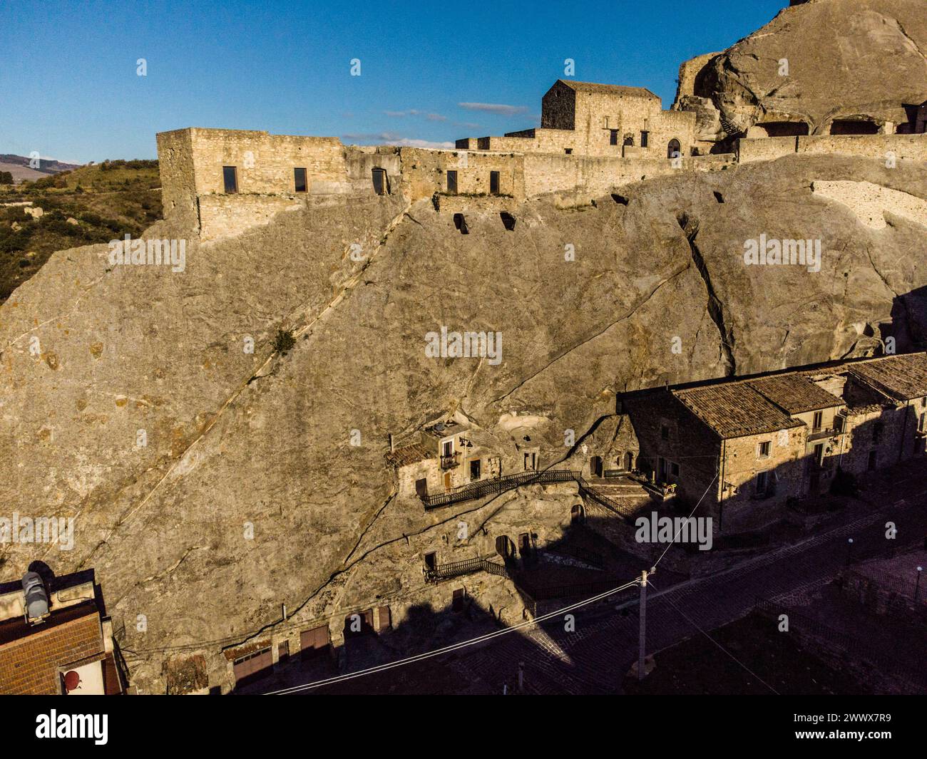In Tuffstein gebaut sind alte Häuser und Höhlen in Sperlinga Enna ...