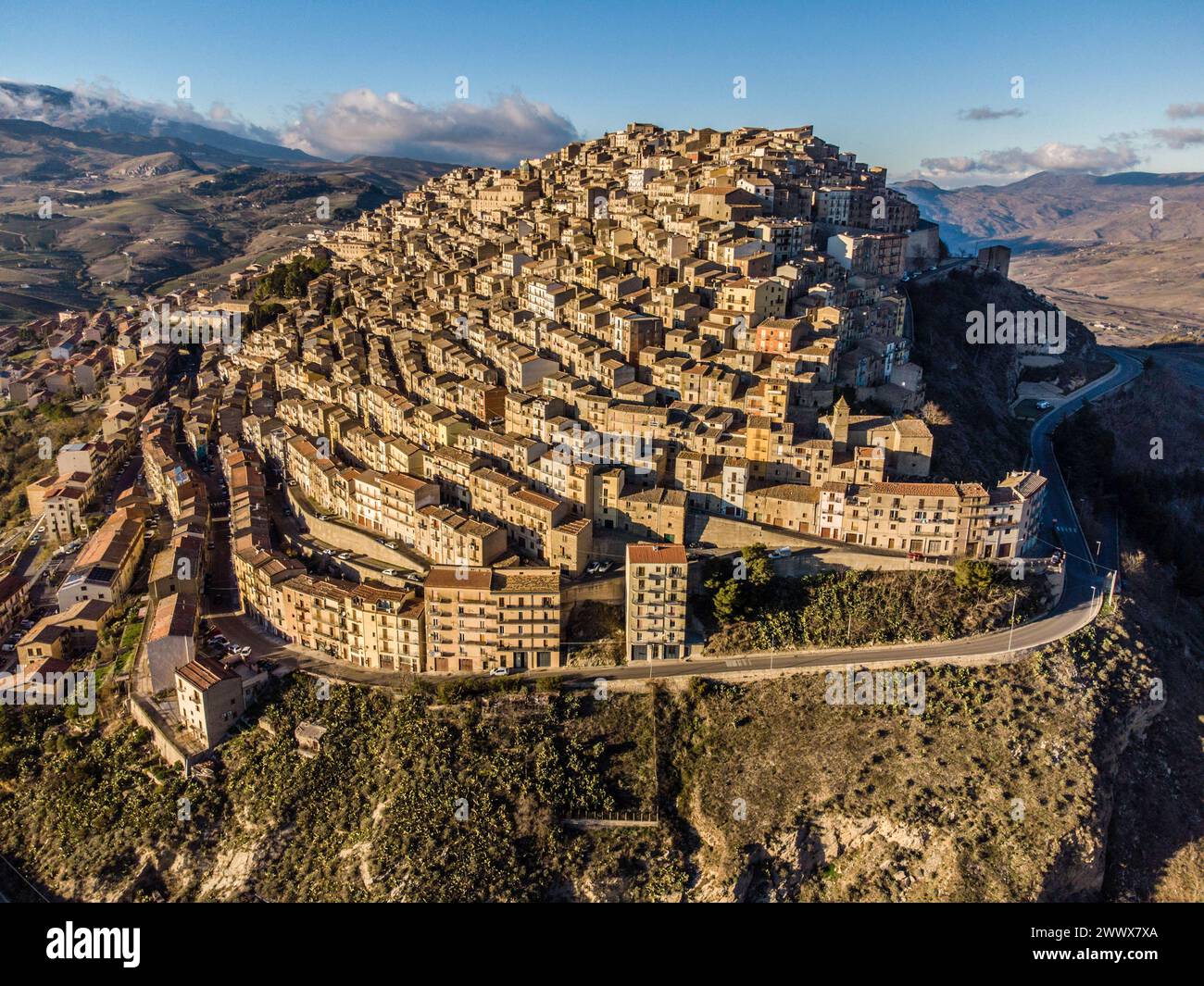 Malerisch liegt das Bergdorf Gangi Palermo auf über 1000 m im Norden ...
