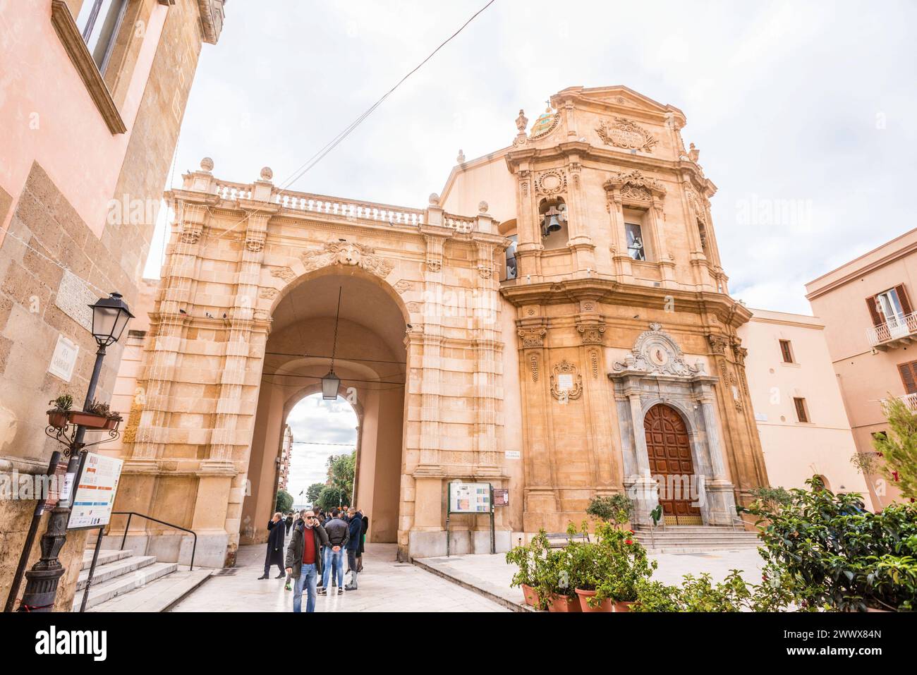 Am Stadttor Porta Garibaldi in Marsala, Sizilien, Italien. In der ...