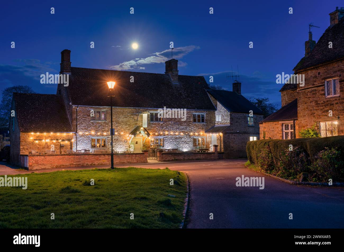 English village pub at dusk hi-res stock photography and images - Alamy
