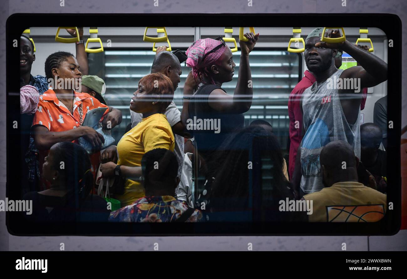 (240326) -- LAGOS, March 26, 2024 (Xinhua) -- People take a train of the Lagos Rail Mass Transit ...