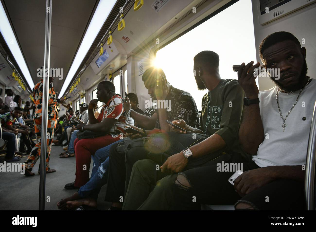 (240326) -- LAGOS, March 26, 2024 (Xinhua) -- People take a train of ...