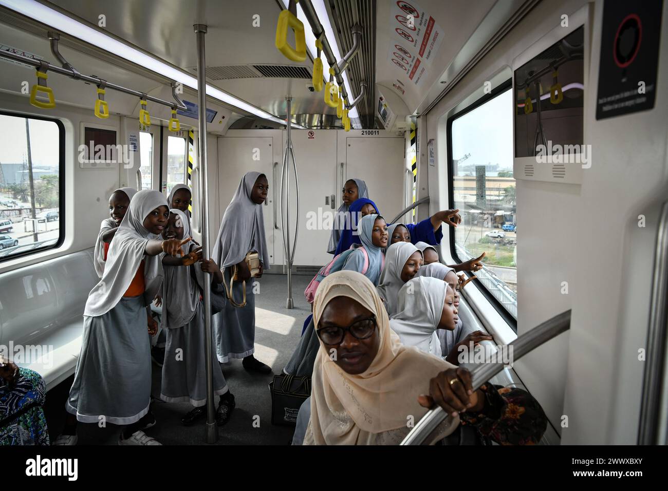 (240326) -- LAGOS, March 26, 2024 (Xinhua) -- Teachers and students ...