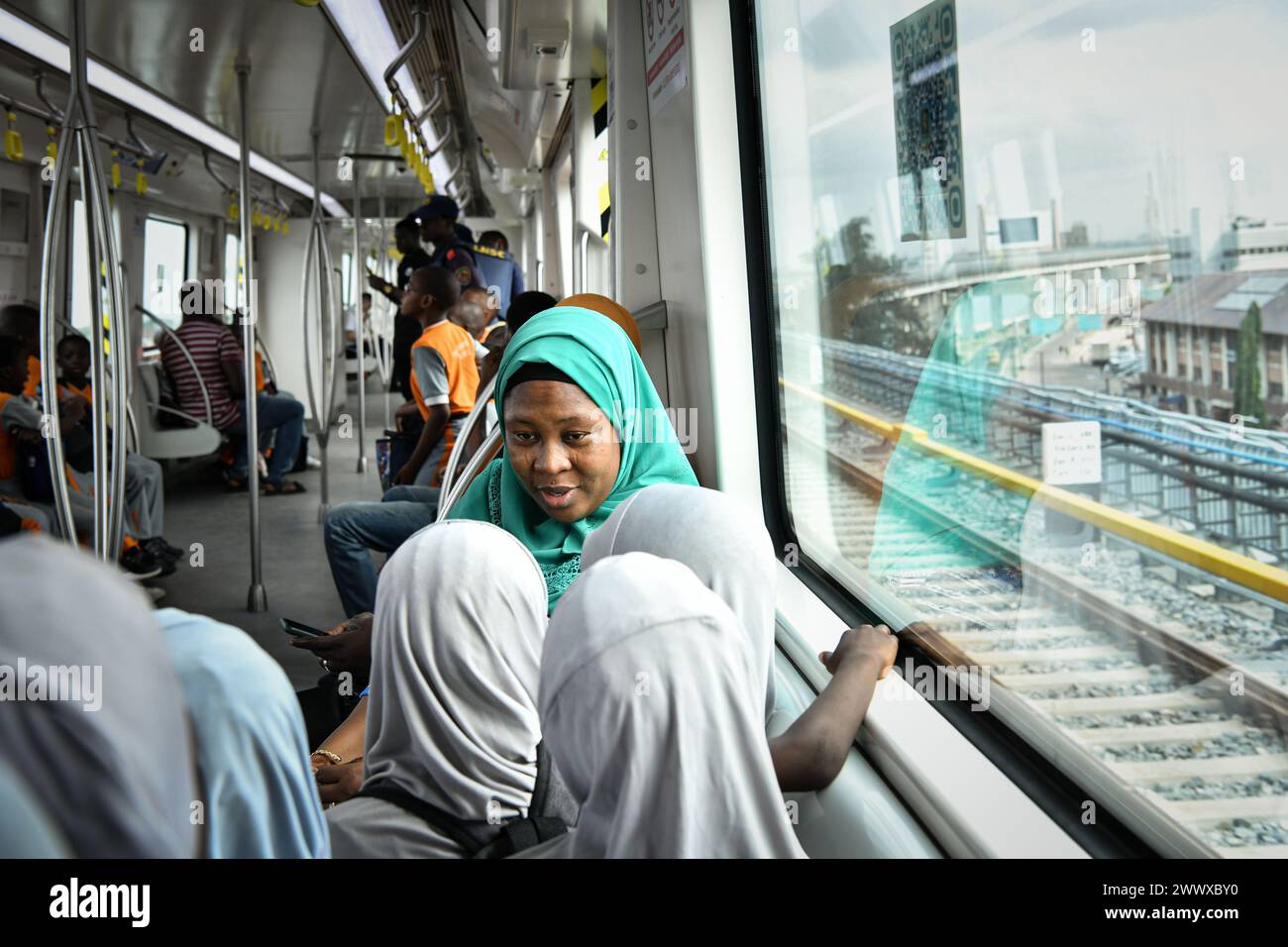 (240326) -- LAGOS, March 26, 2024 (Xinhua) -- Teachers and students ...