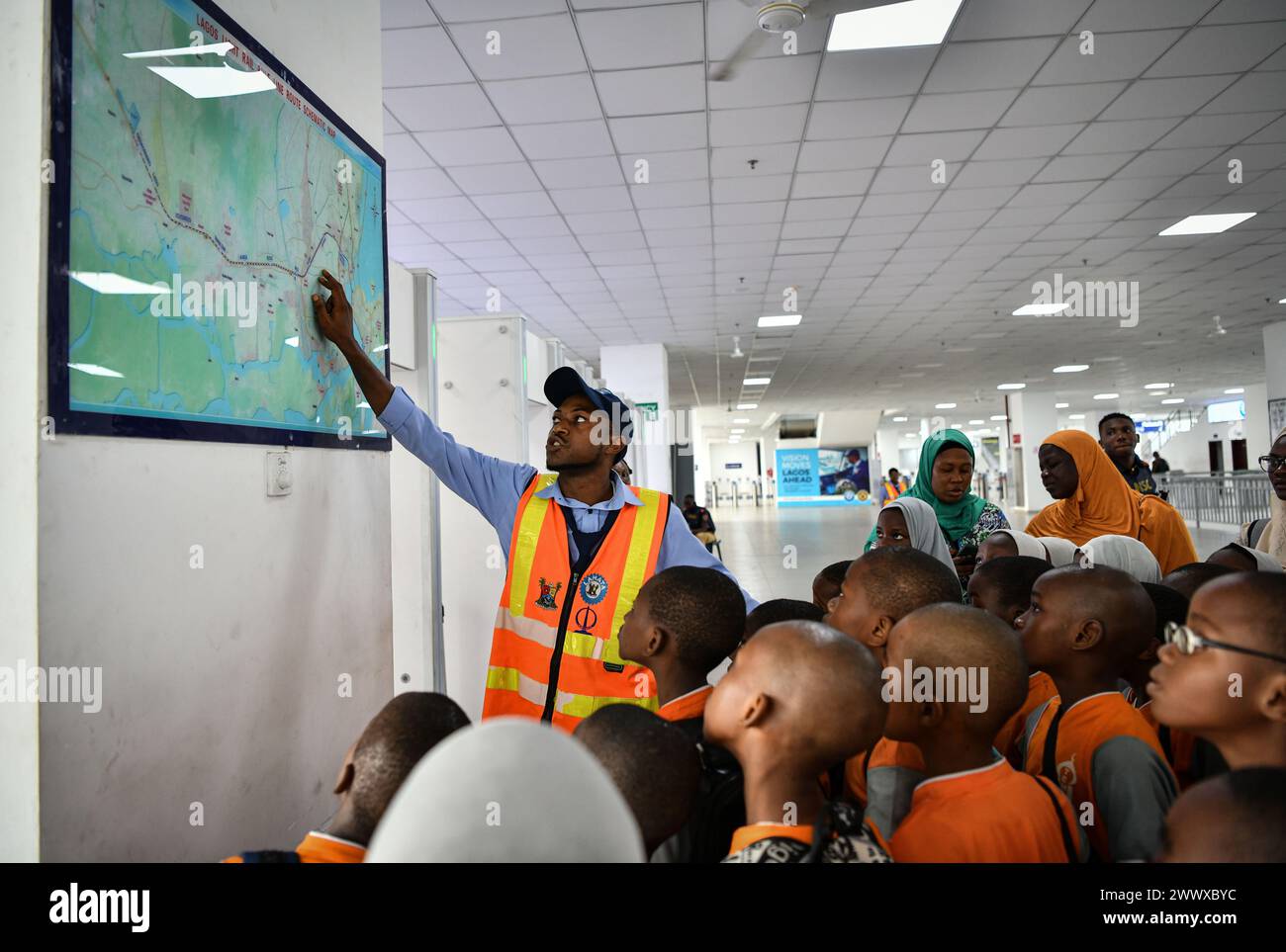 (240326) -- LAGOS, March 26, 2024 (Xinhua) -- A staff member introduces ...