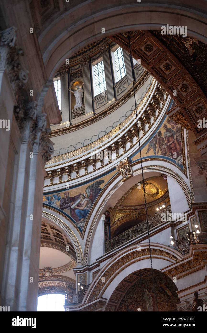 Inside dome st pauls cathedral hi-res stock photography and images - Alamy