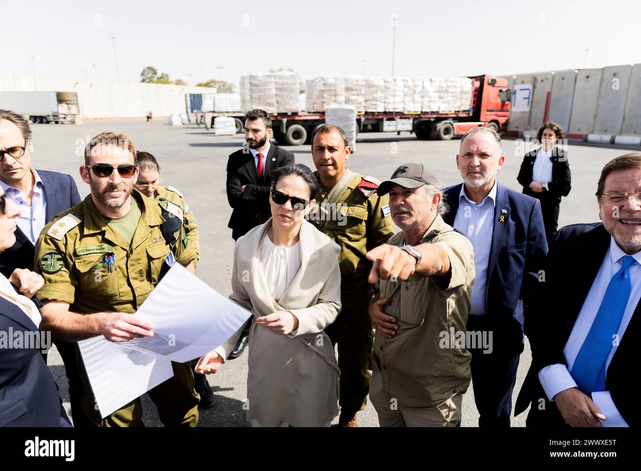 26 March 2024, Israel, Kerem Schalom: Annalena Baerbock (Alliance 90 ...