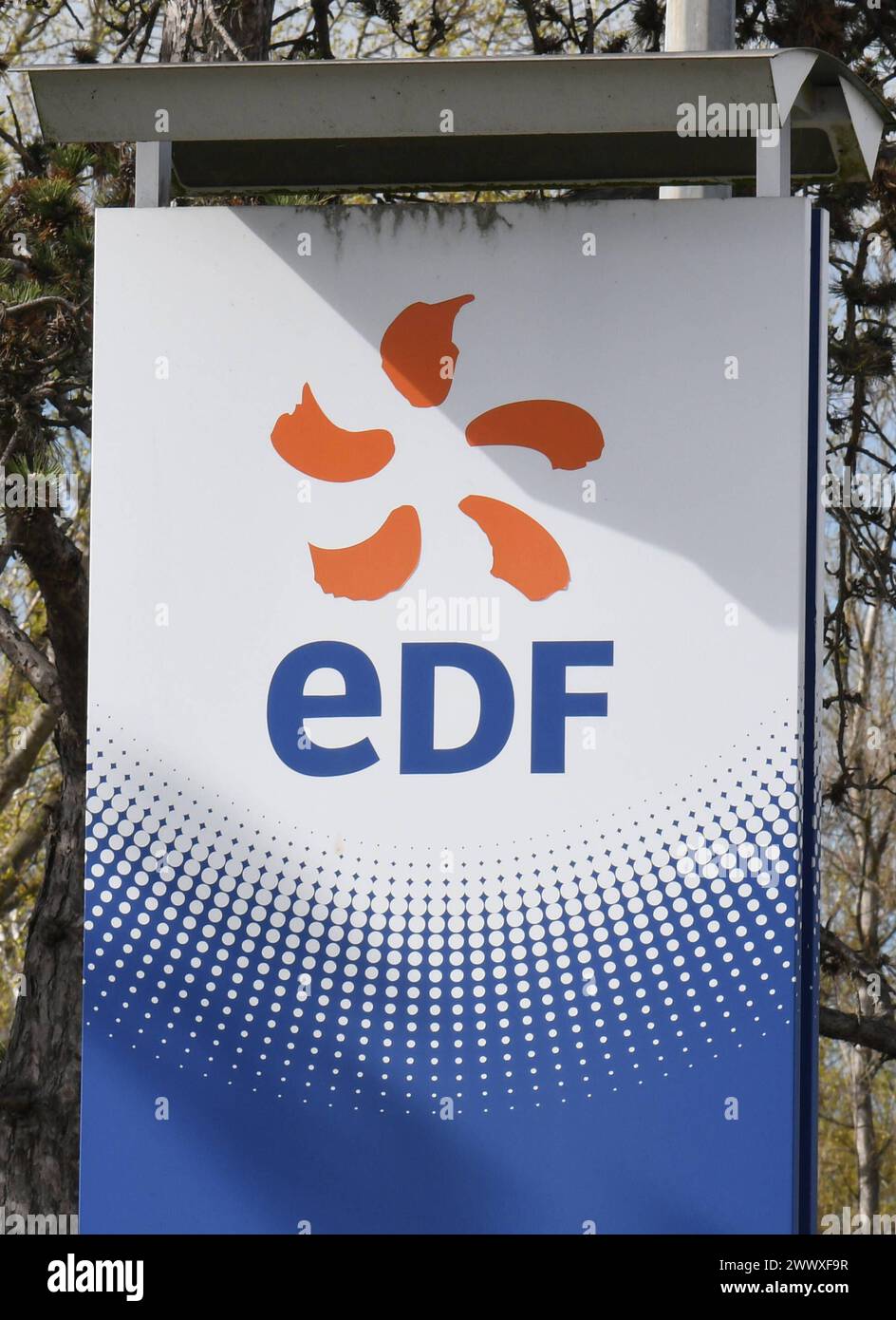 EdF -Logo am Wasserkraftwerk der EdF bei MarckolsheimGrand Est am Rhein ...