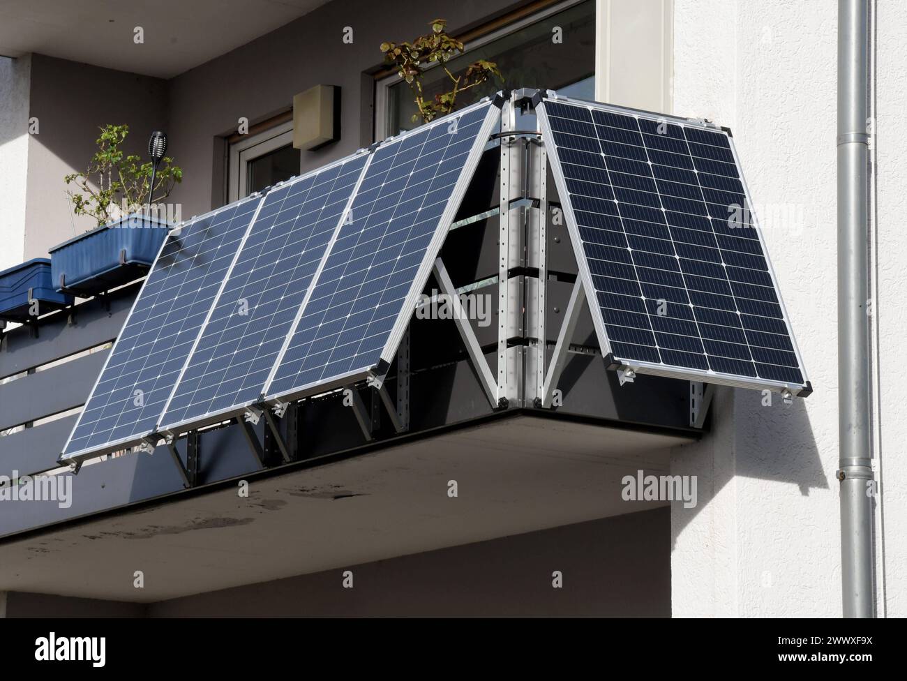 Balkon-Solaranlage, Balkonkraftwerk an einem Mehrfamilienhaus in ...