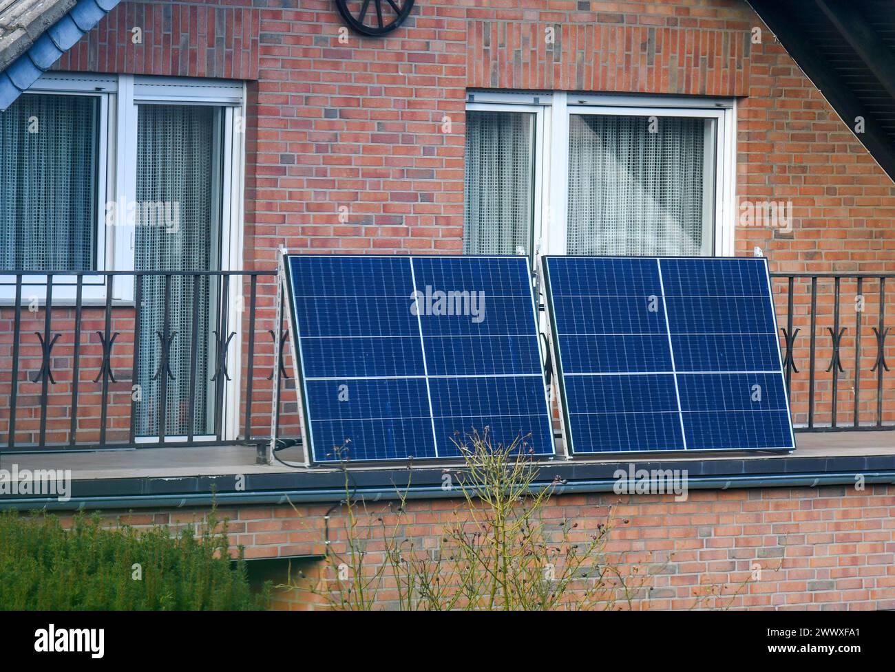 Balkon-Solaranlage, Balkonkraftwerk an einem Balkon in Merzenich ...