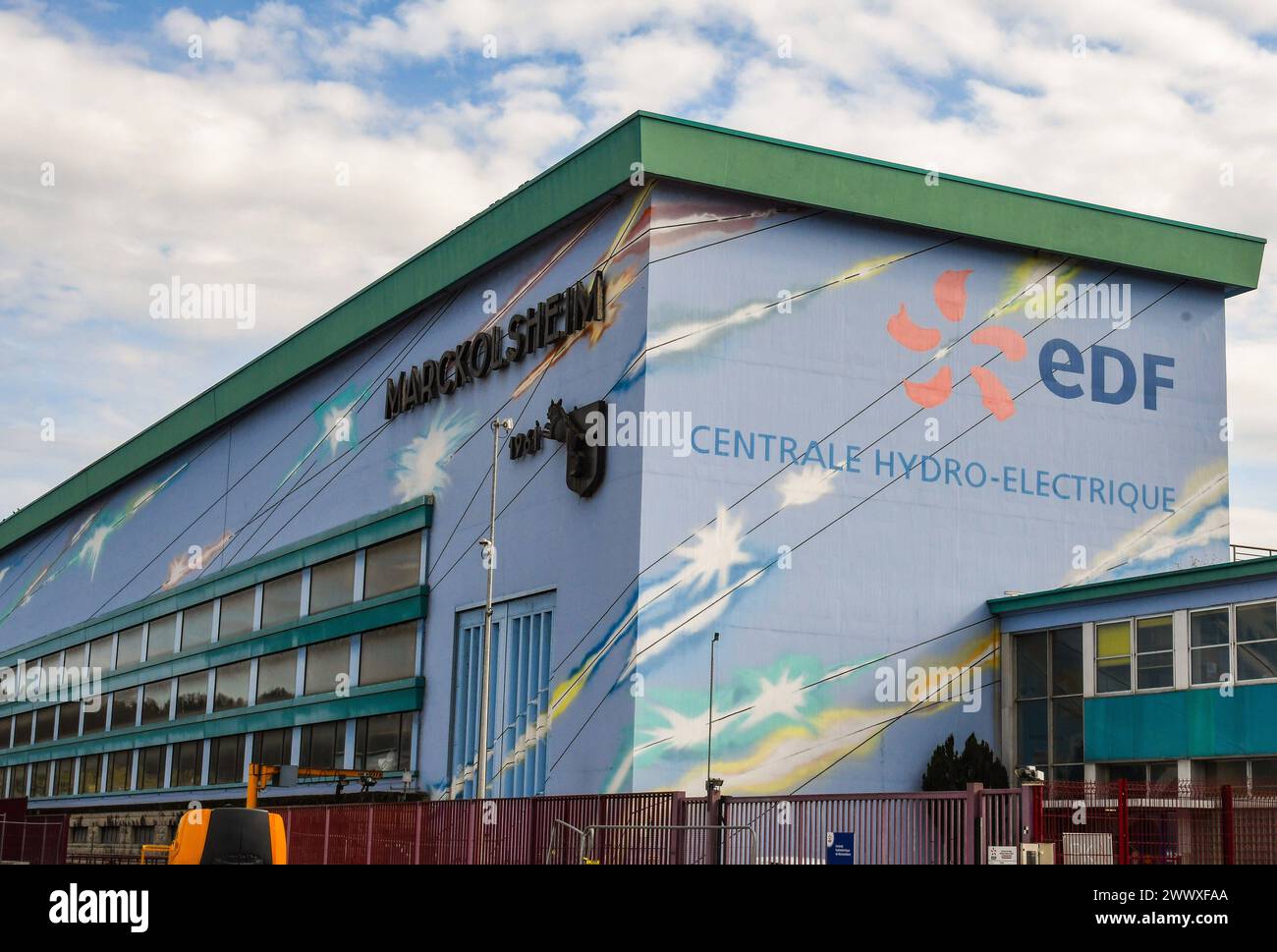Turbinenhalle des franzoesischen Stromriesen EdF am Wasserkraftwerk der ...