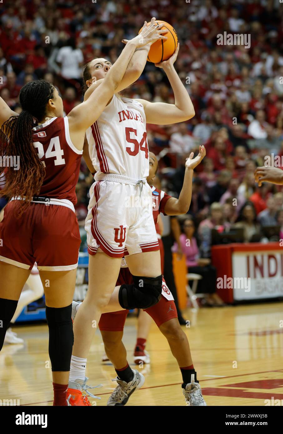 Indiana Hoosiers forward Mackenzie Holmes (54) goes to the hoop against ...