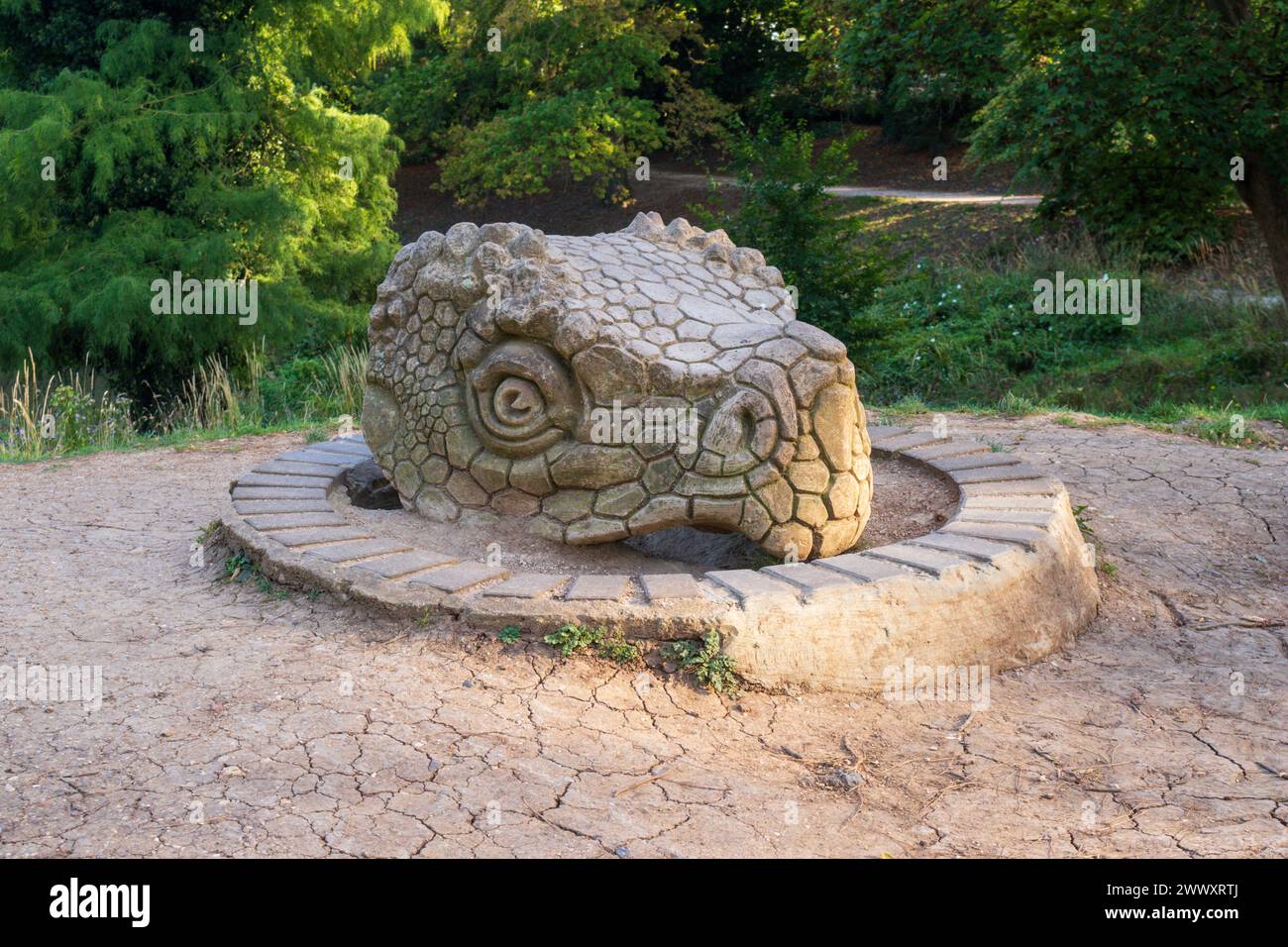Head of a Hylaeosaurus dinosaur model, Crystal Palace Park Stock Photo ...
