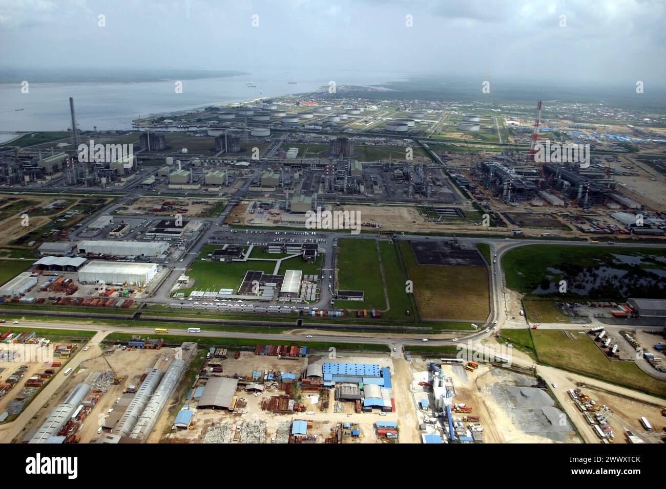 Oil extraction nigeria hi-res stock photography and images - Alamy