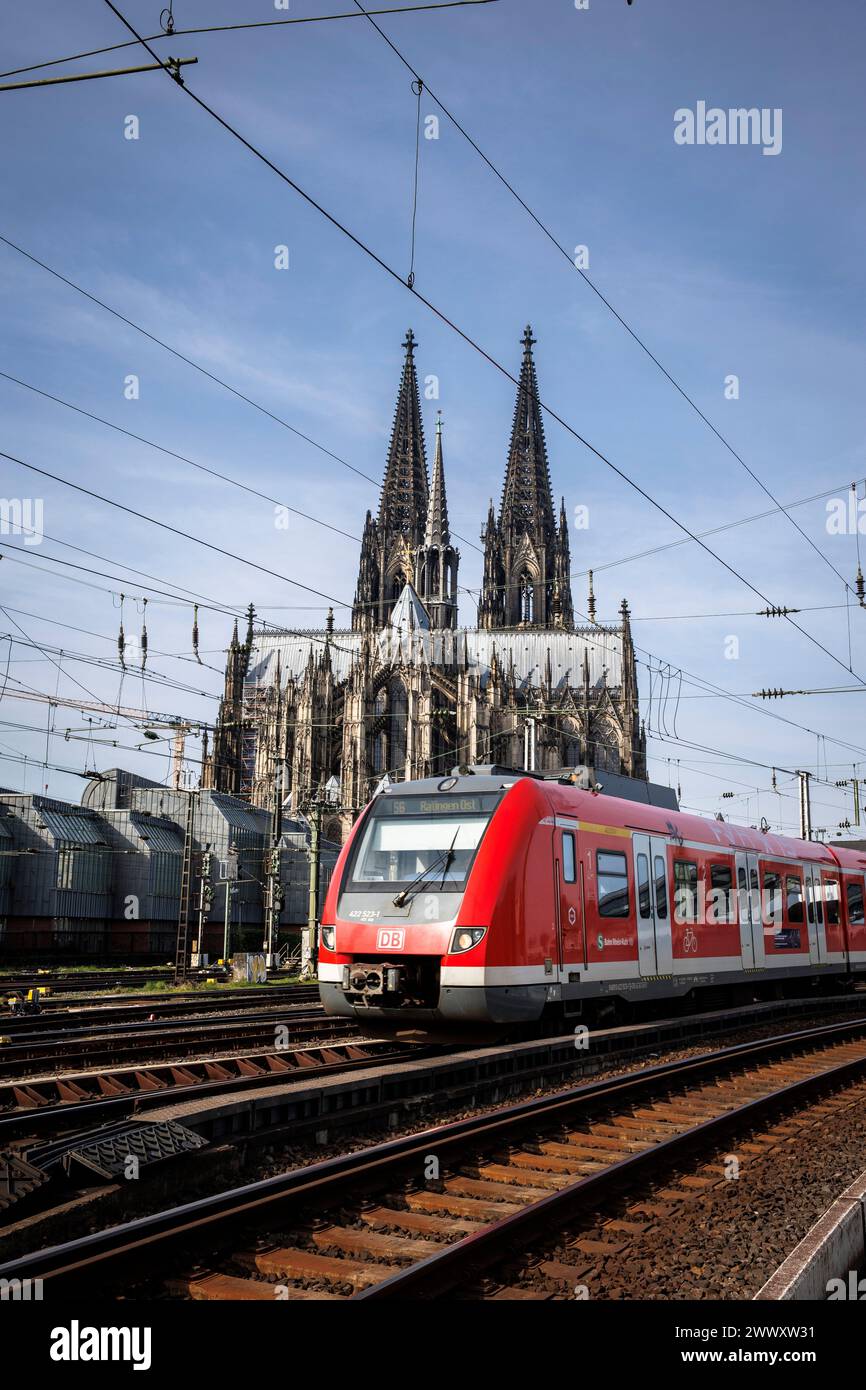 suburban train leaving the central station, the cathedral, Cologne ...
