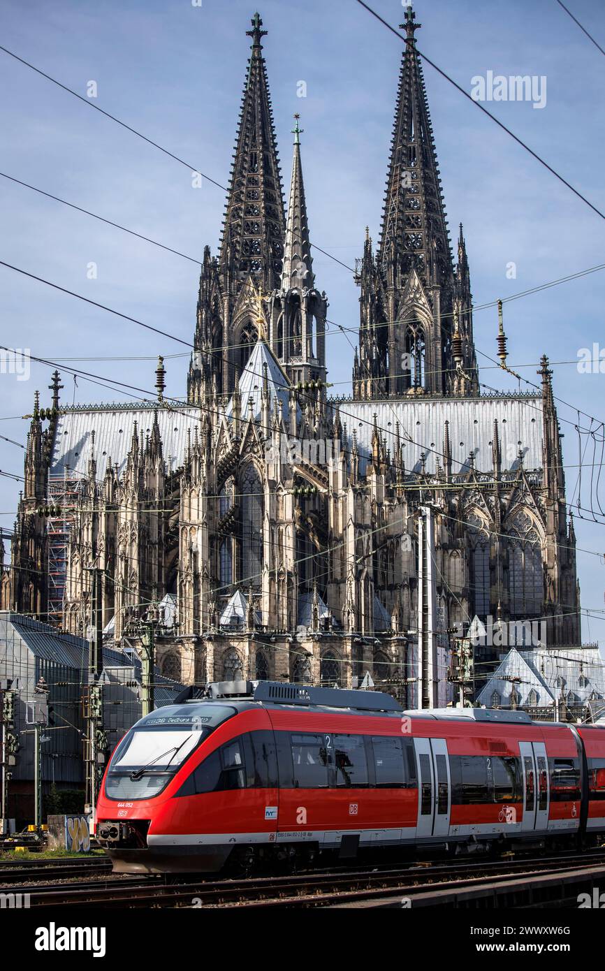 regional train leaving the central station, the cathedral, Cologne ...