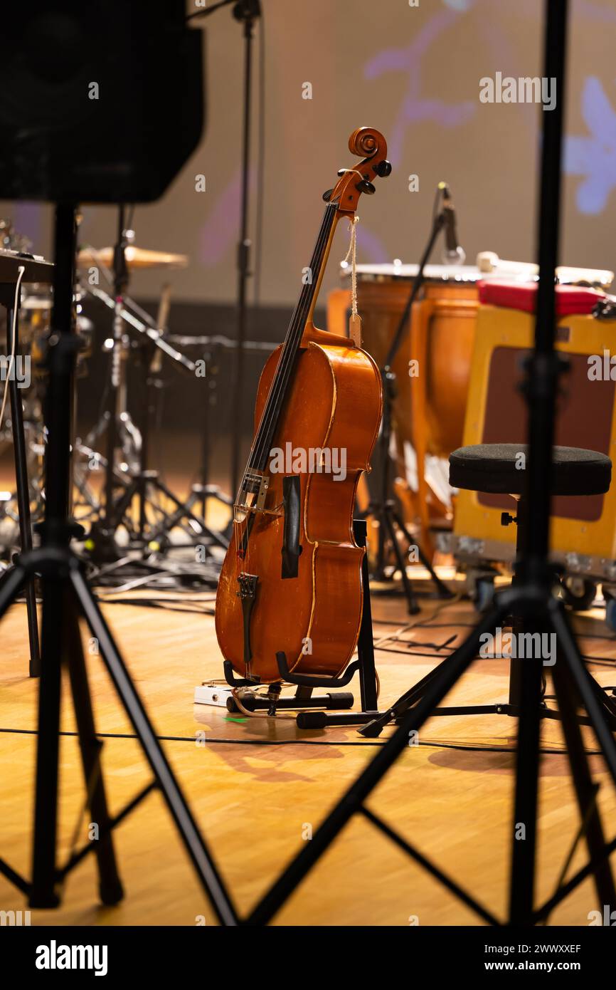 Classical concert stage playing hi-res stock photography and images - Alamy