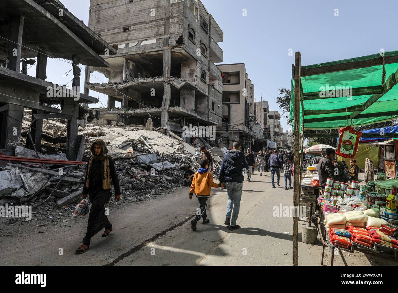 To strikes camp hi-res stock photography and images - Alamy