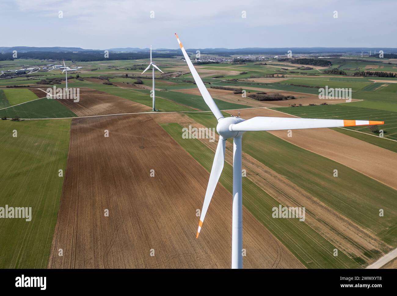 Eine Windkraftanlage des Unternehmens Enercon ist bei Sonnenschein zu sehen. Bösingen Baden ...