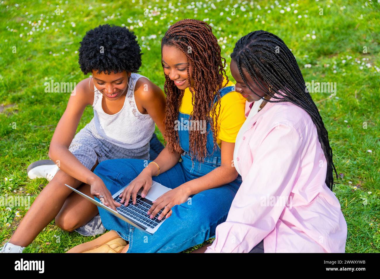 African female students hi-res stock photography and images - Alamy