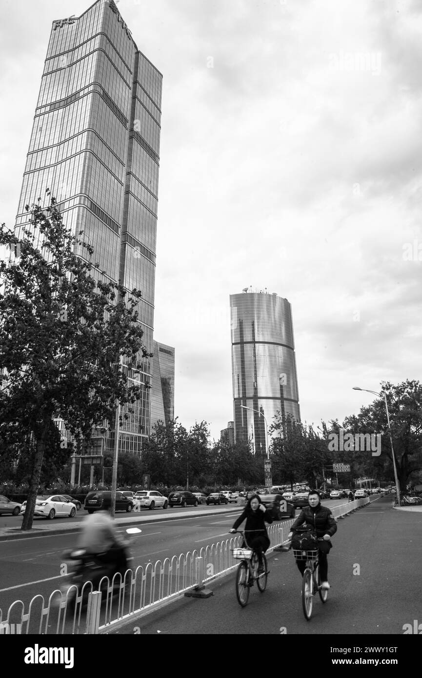 Modern architecture people Black and White Stock Photos & Images - Alamy