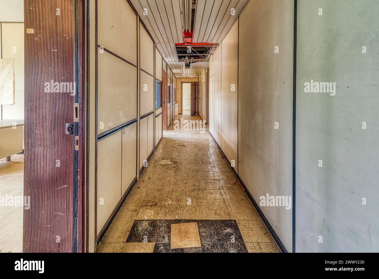Empty corridor tiled floor hi-res stock photography and images - Alamy