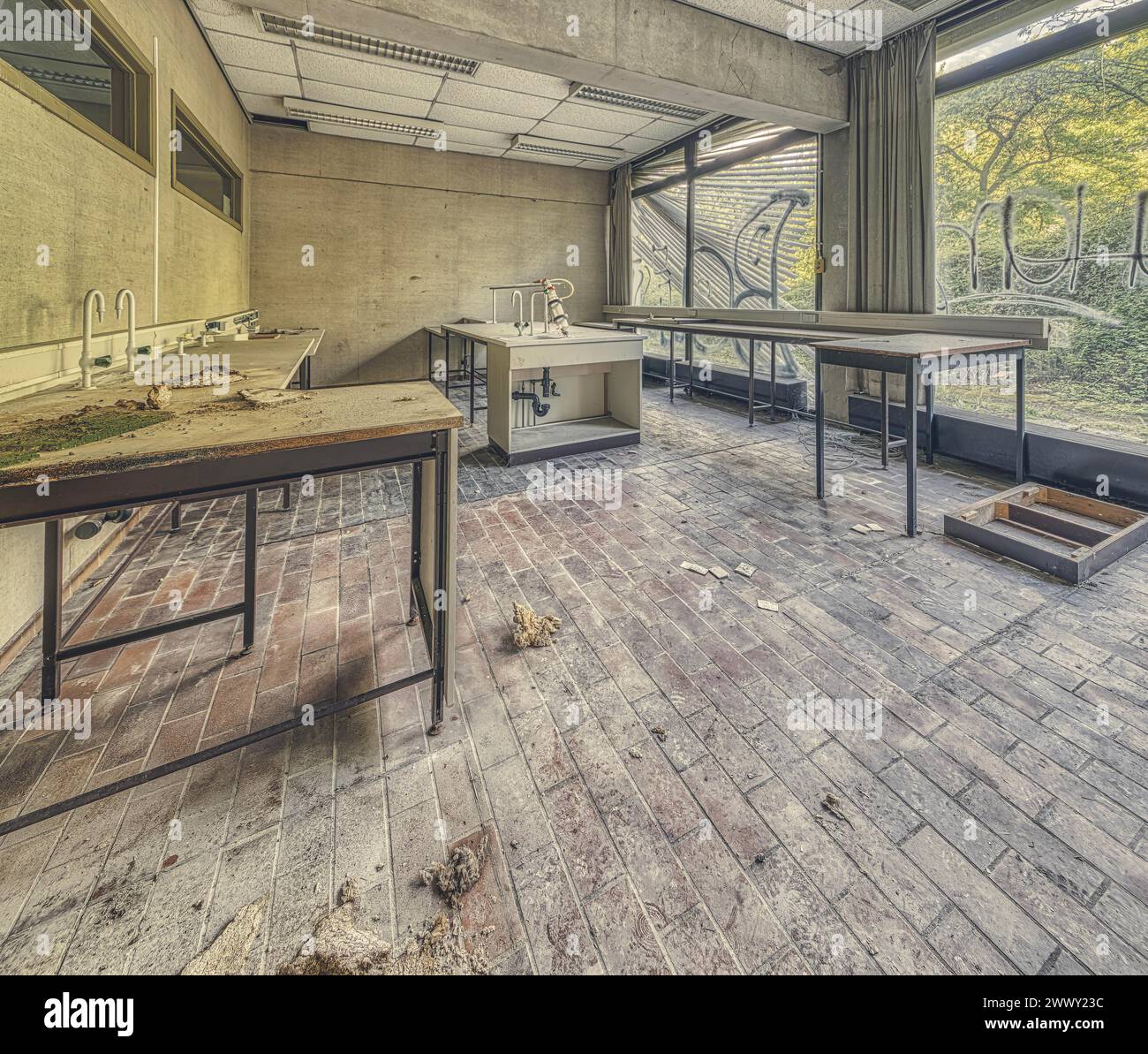 Classroom sink hi-res stock photography and images - Alamy