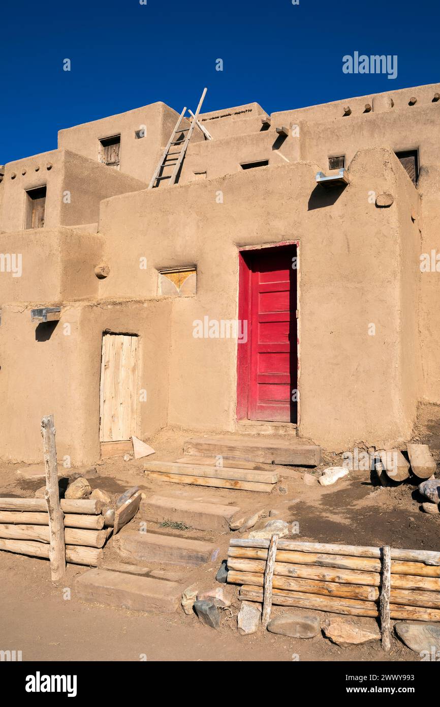 Pueblo indian house hi-res stock photography and images - Alamy