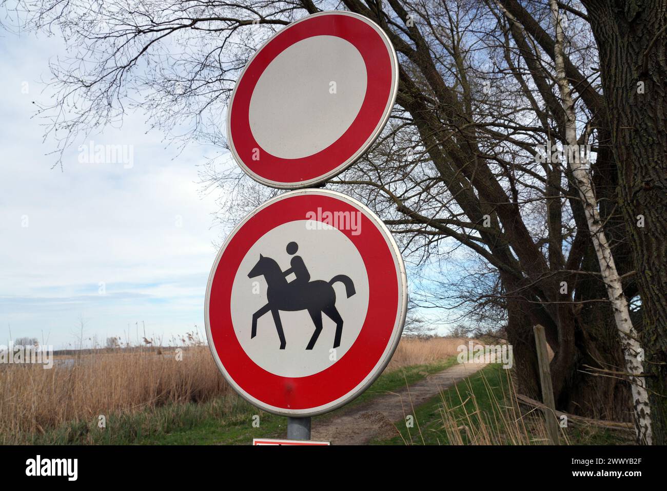 26 March 2024, Brandenburg, Fehrbellin/Ot Linum: A traffic sign shows ...
