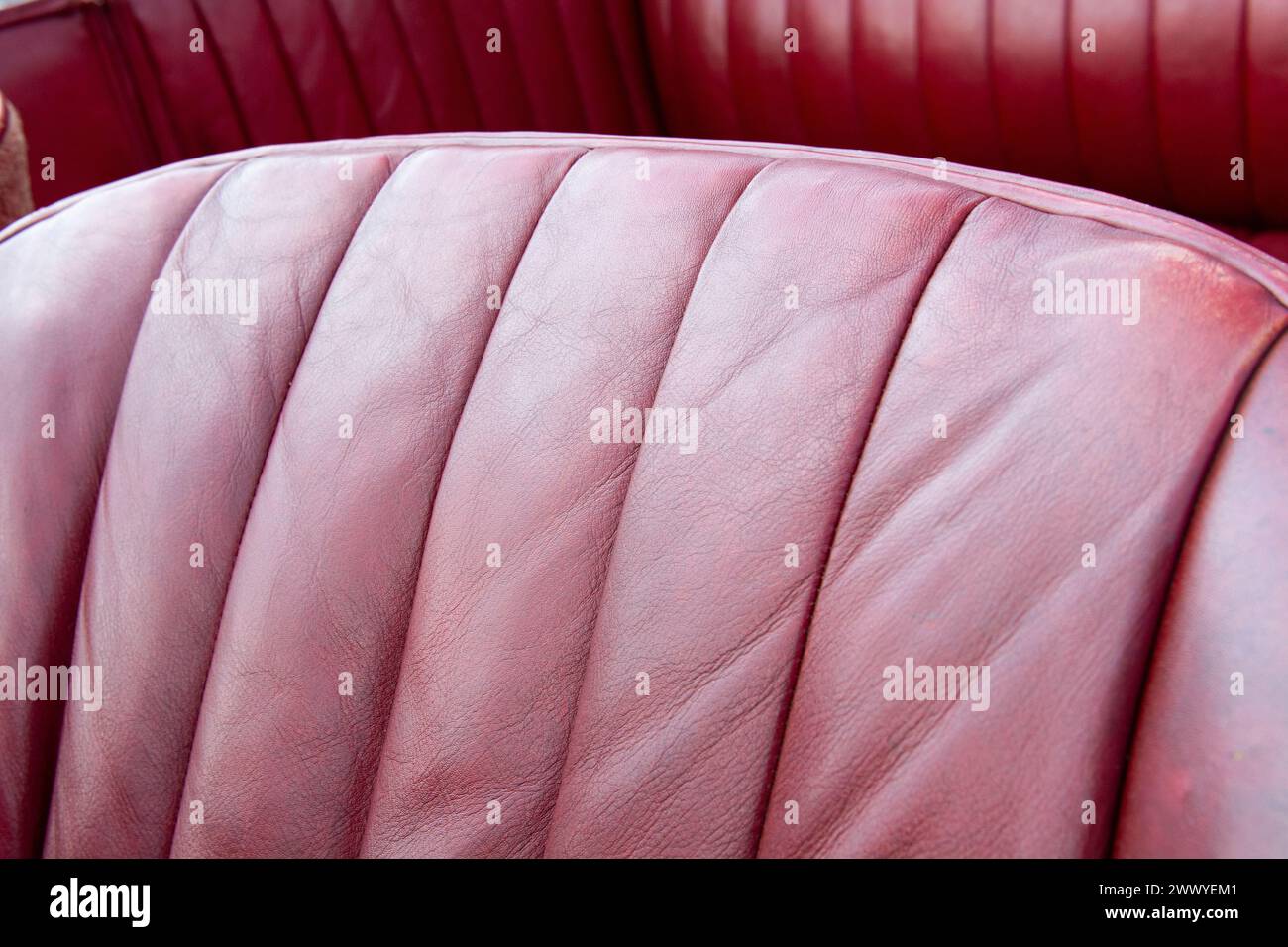 Roter ledersitz hi-res stock photography and images - Alamy