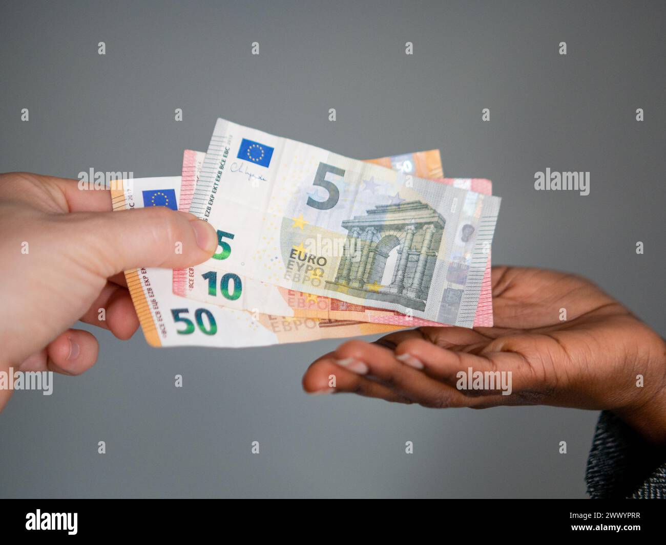 Two hands with banknotes hi-res stock photography and images - Alamy