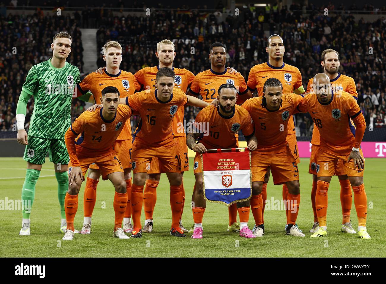 FRANKFURT - (Top row l-r) Holland goalkeeper Bart Verbruggen, Jerdy Schouten of Holland ...